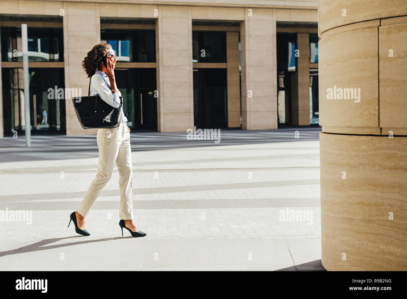 Woman with handbag on shoulder hi-res stock photography and images - Alamy