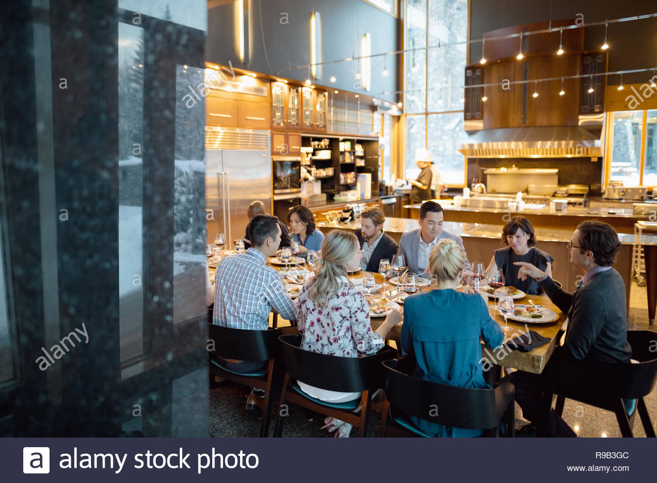 Group people sitting dining table hi-res stock photography and images ...