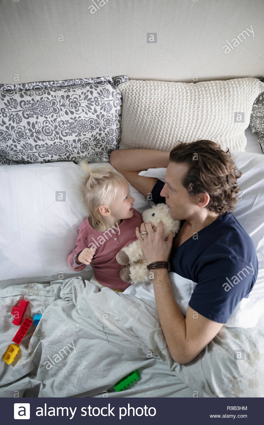 Father cuddling young daughter hi-res stock photography and images - Alamy