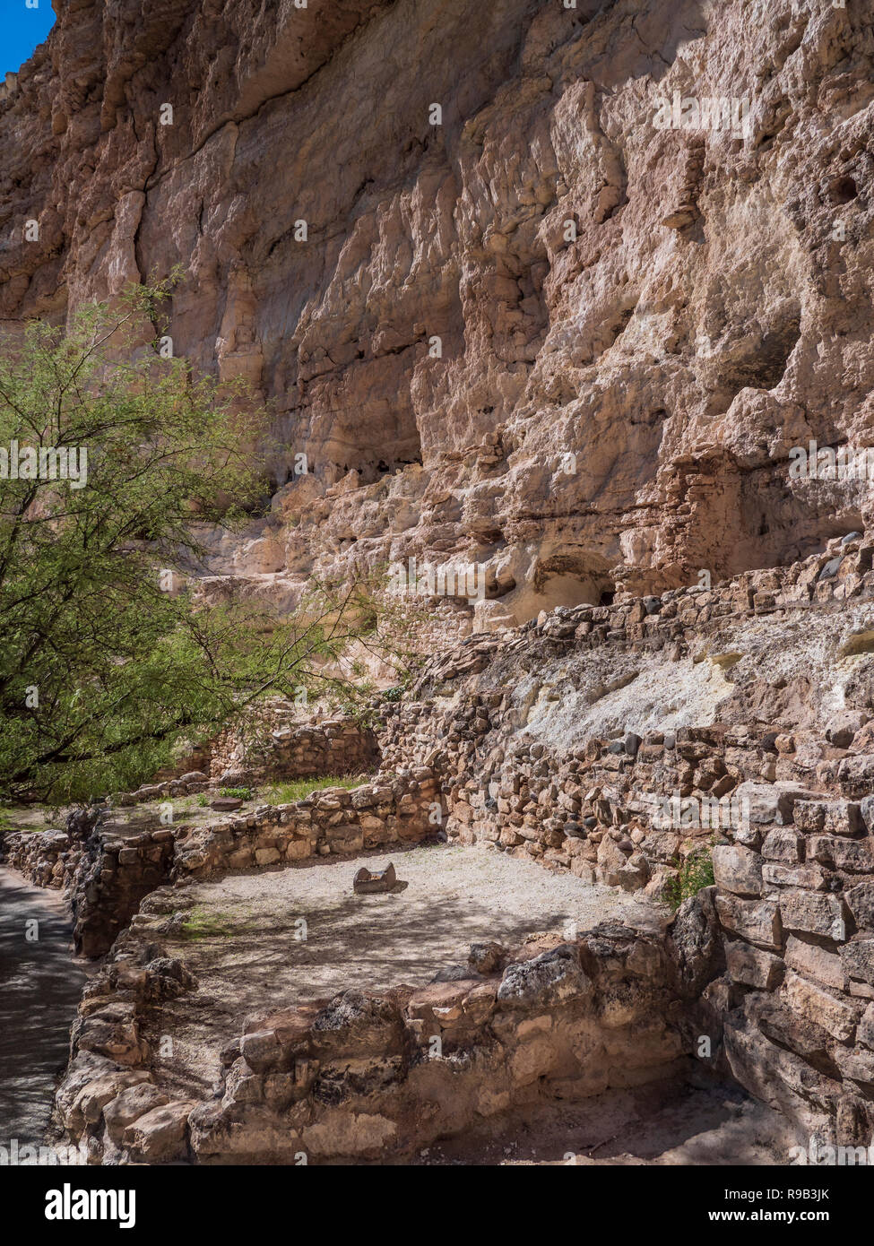 Native american sinagua ruins hi-res stock photography and images - Alamy