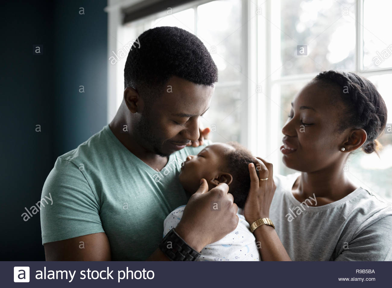 Baby parent sleeping hi-res stock photography and images - Alamy