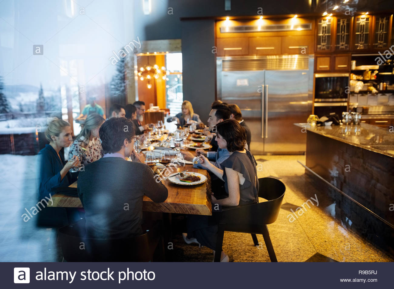 Group people sitting dining table hi-res stock photography and images ...