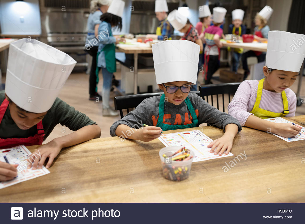 Children in art class hi-res stock photography and images - Alamy