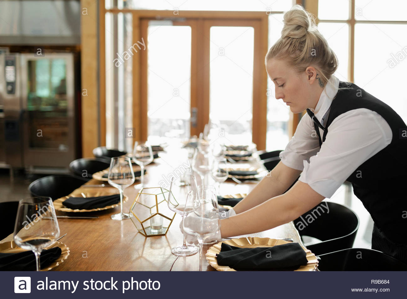 Woman setting table in restaurant hi-res stock photography and images ...