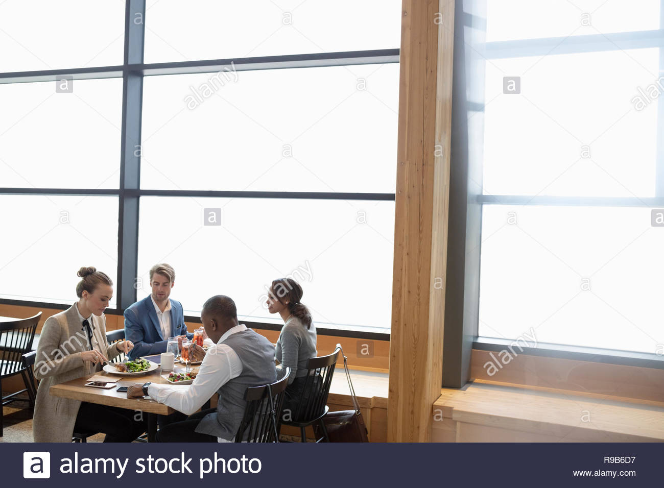 Table of people eating hi-res stock photography and images - Alamy