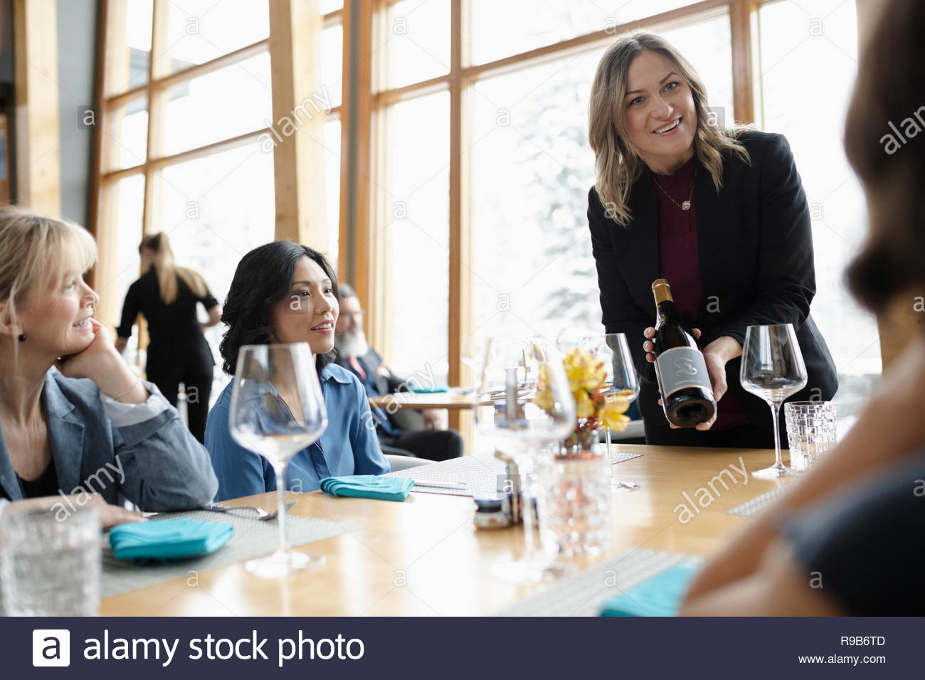 Women dining restaurant hi-res stock photography and images - Alamy