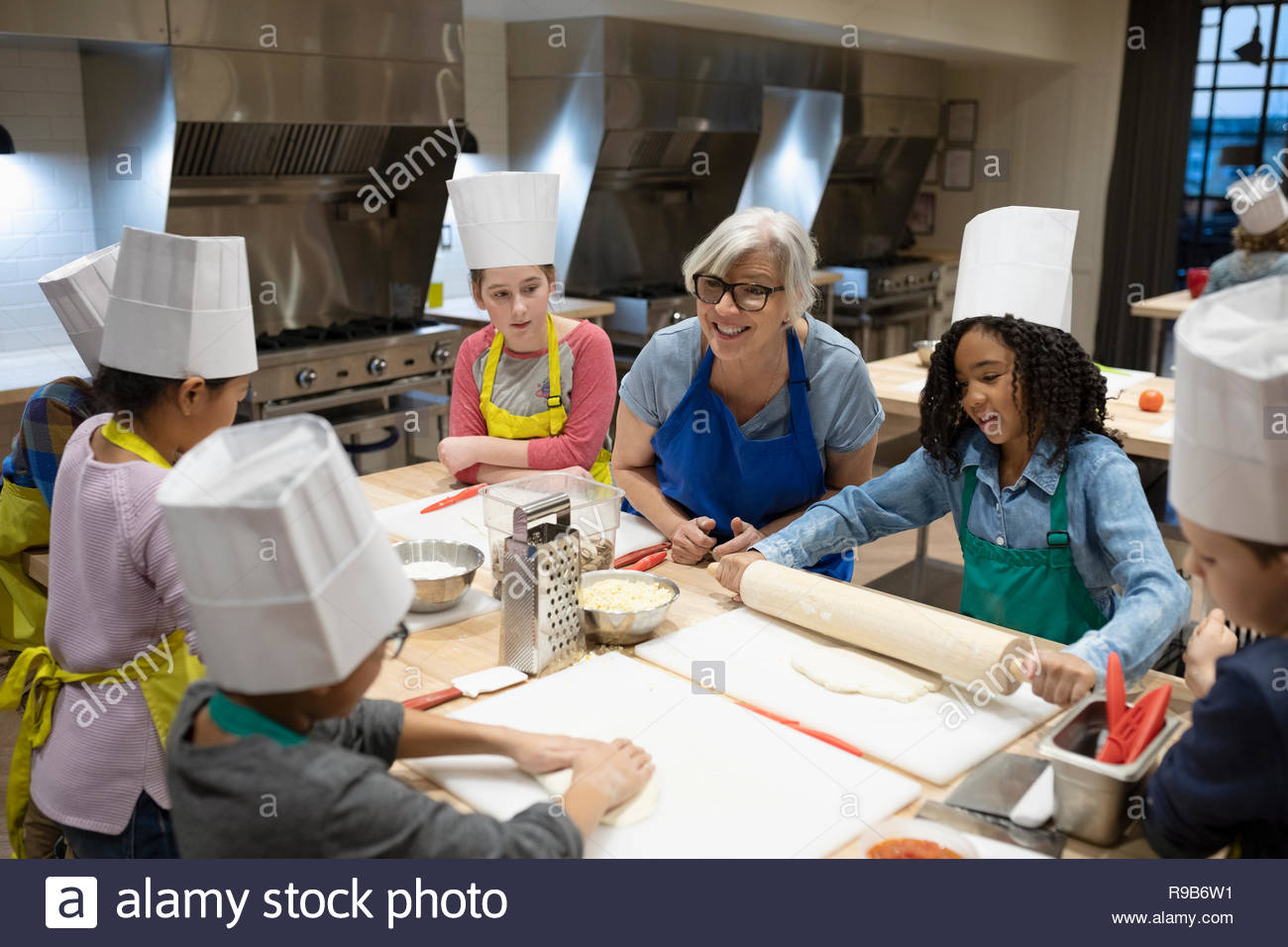 Group children cooking class hi-res stock photography and images - Alamy