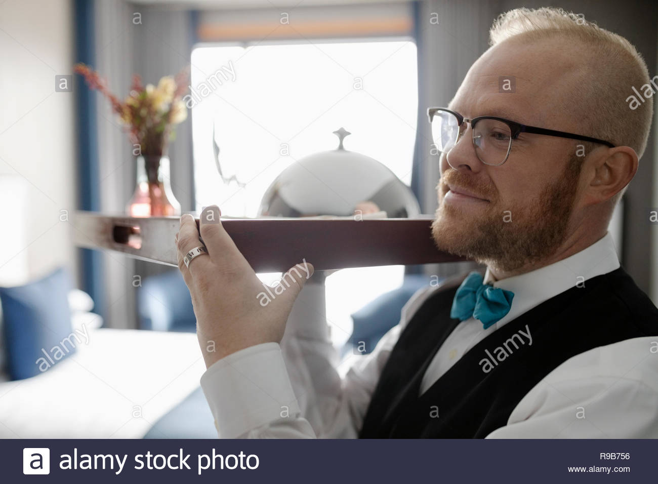 Hotel staff smiling hi-res stock photography and images - Alamy