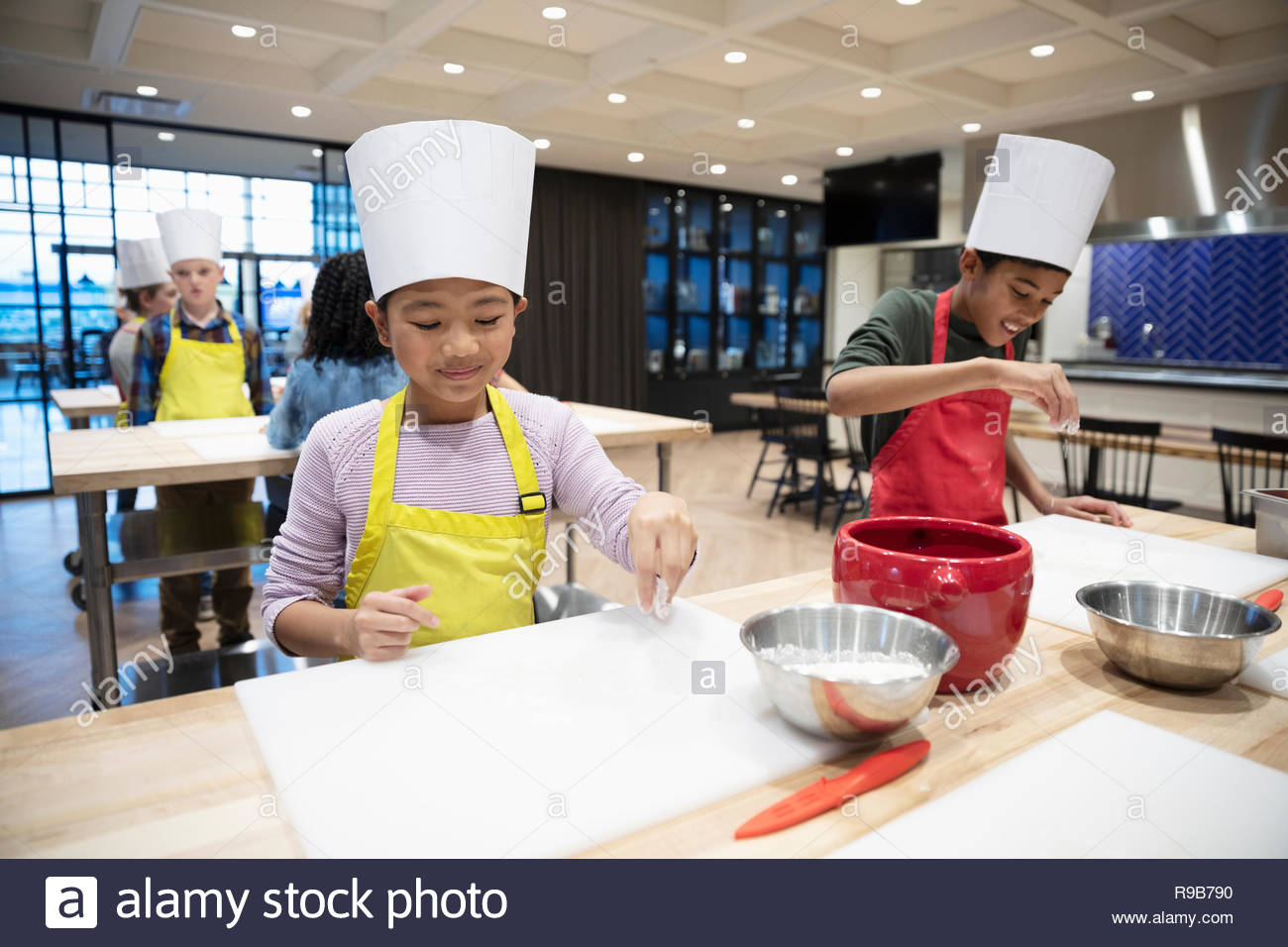 Group children cooking class hi-res stock photography and images - Alamy