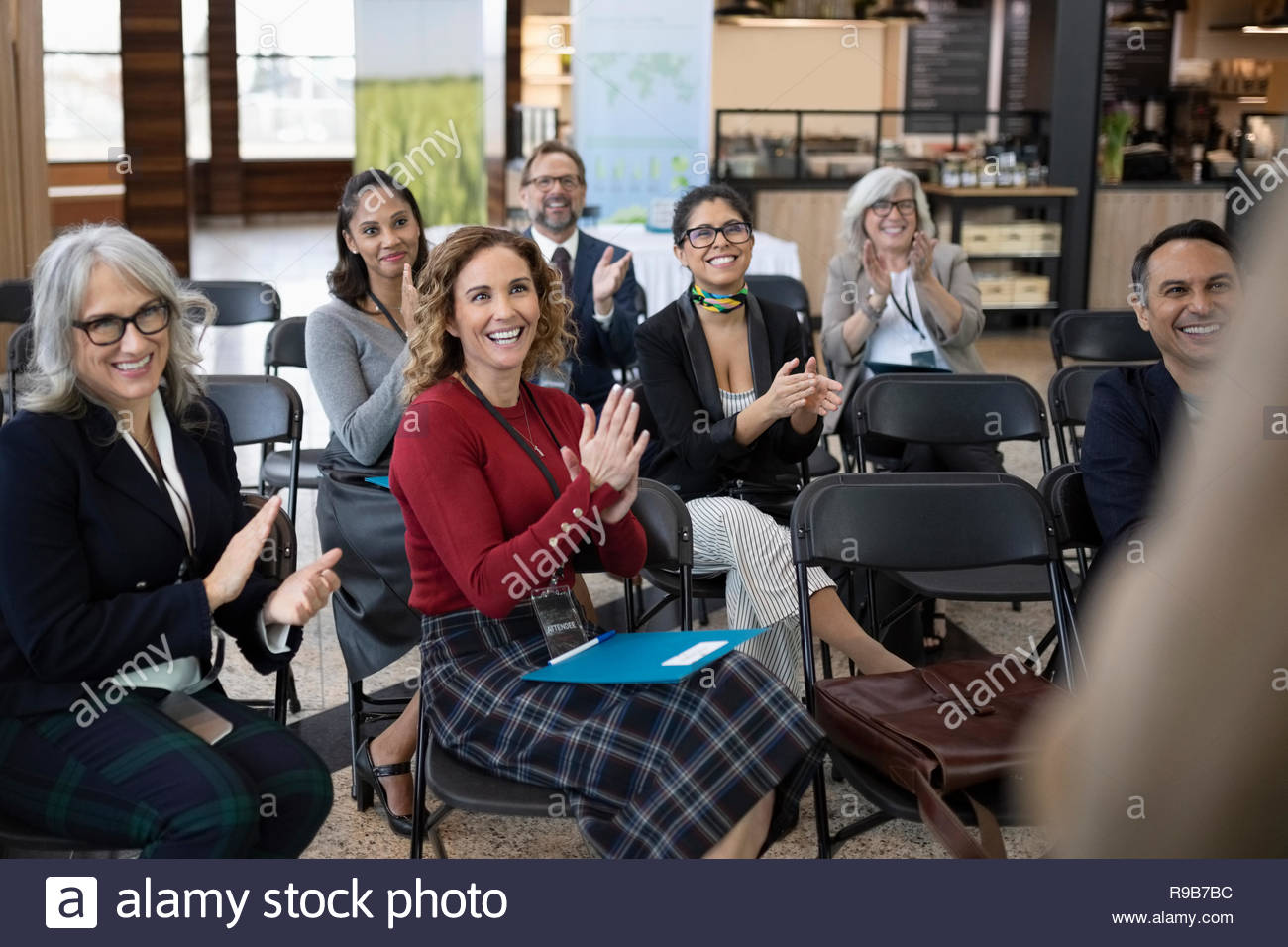 Audience clapping for man hi-res stock photography and images - Alamy