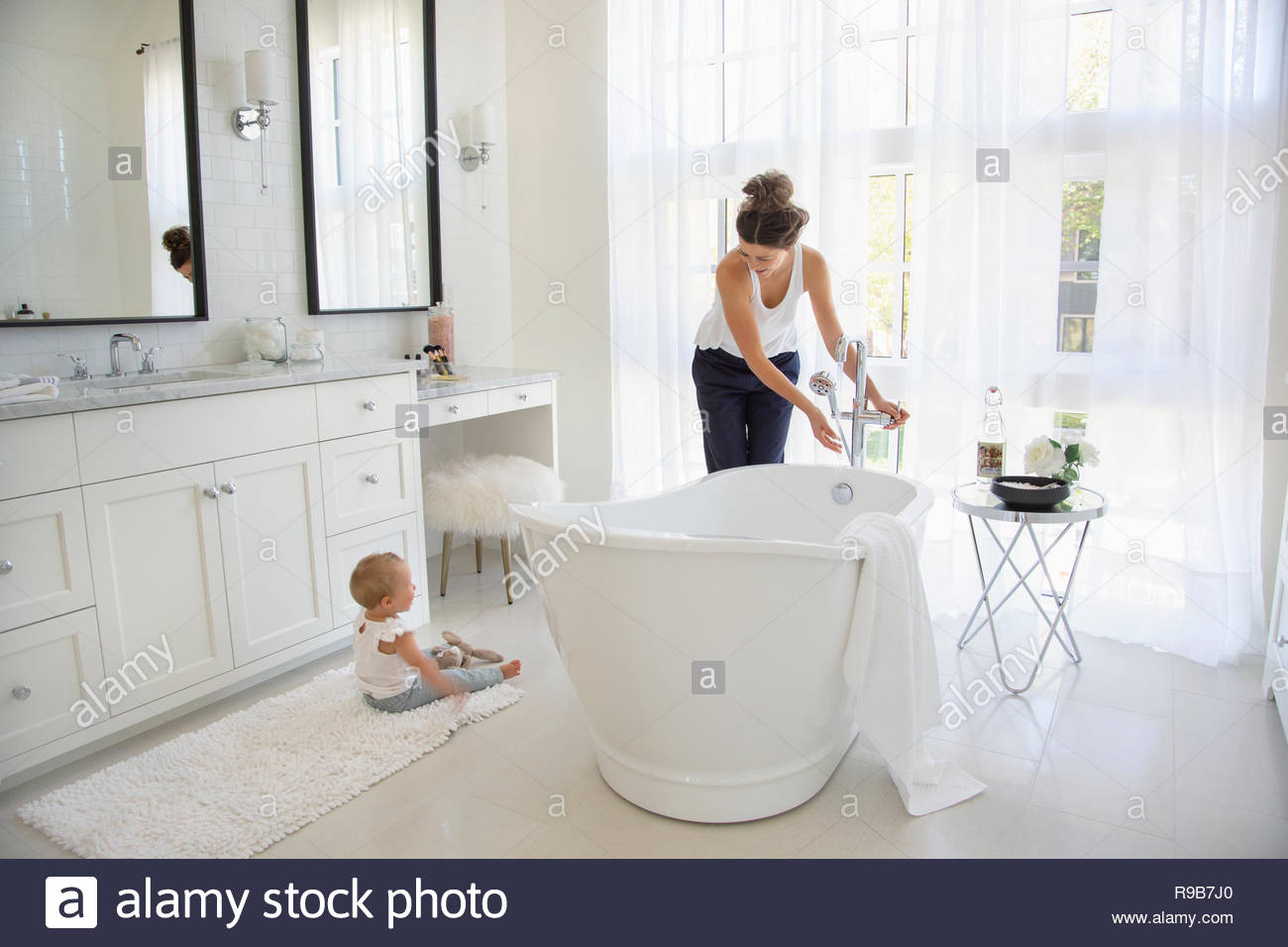 Mother bathing baby home hi-res stock photography and images - Alamy