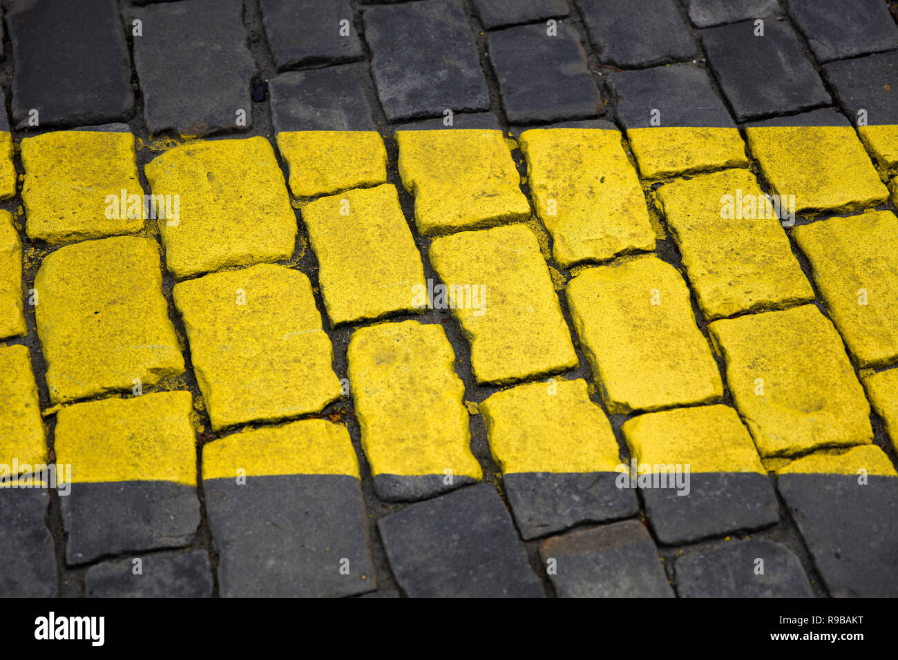 Closeup detail of the yellow line sign on the pavement Stock Photo - Alamy