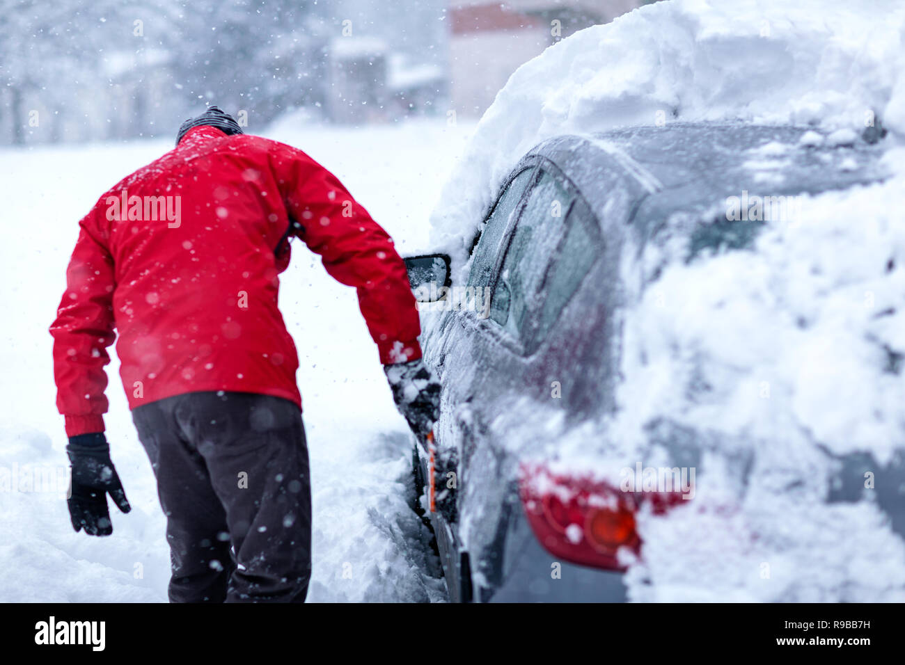 Cleaning car windows hi-res stock photography and images - Alamy