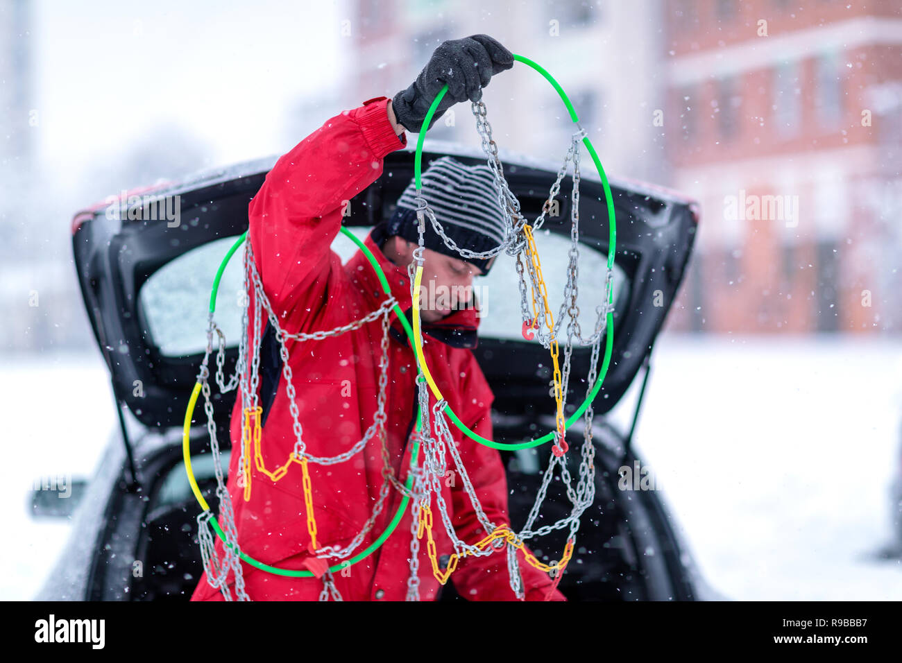 Installing tire chains hi-res stock photography and images - Alamy