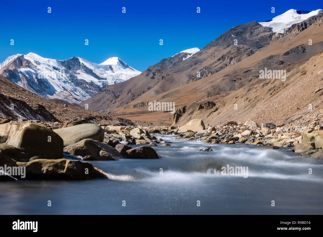Himalayas river flowing mountains hi-res stock photography and images ...