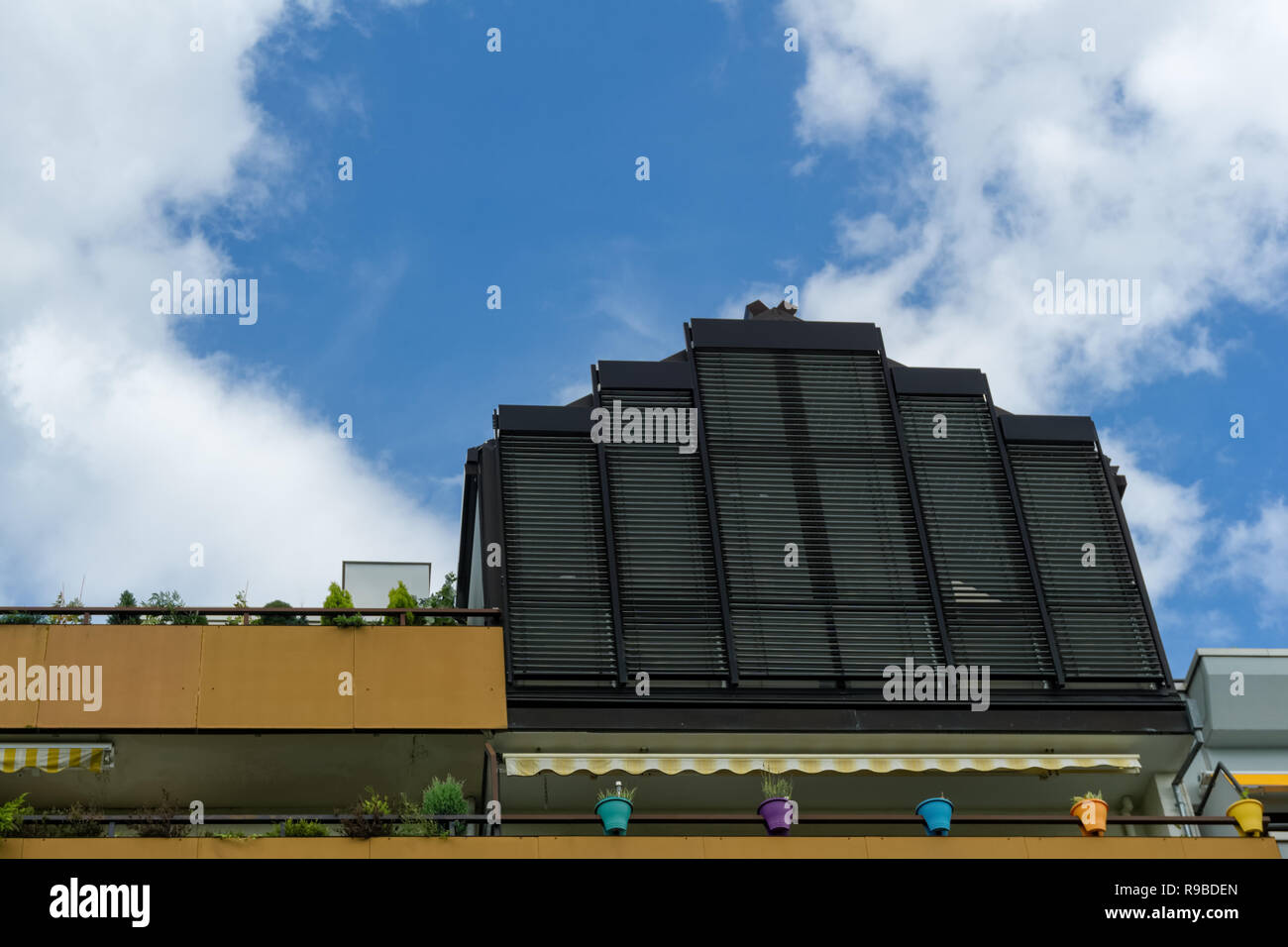 Upper part of a building hi-res stock photography and images - Alamy