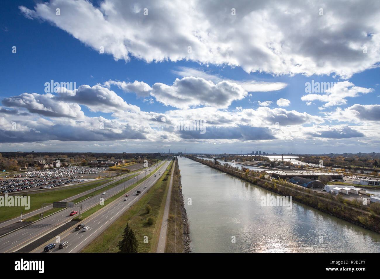 American expressway sign hi-res stock photography and images - Alamy