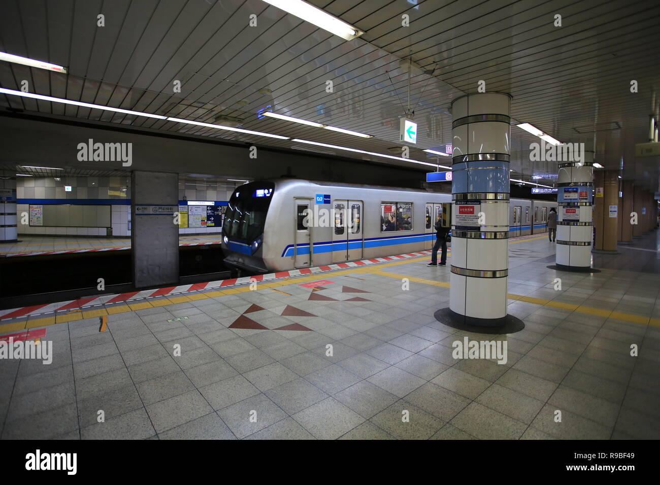 Tokyo/Japan-21 january 2018: passenger wait in the JR tokyo subway ...