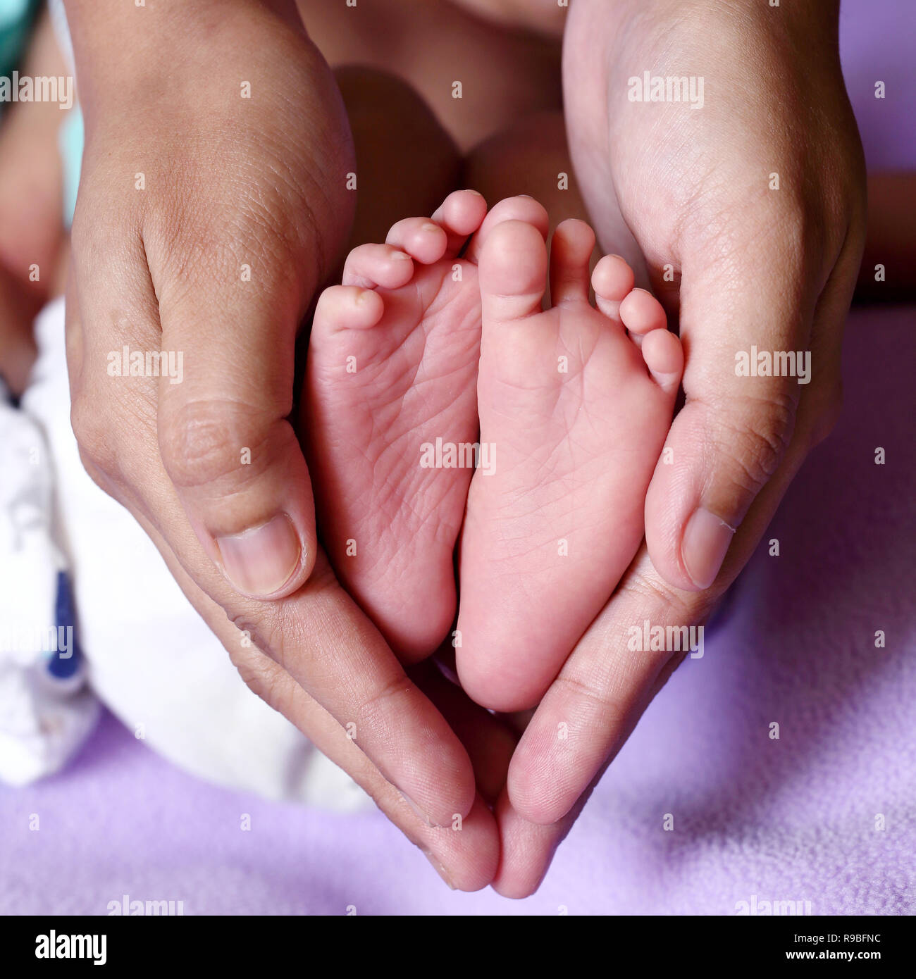 Close up of tiny feet of newborn baby Stock Photo - Alamy