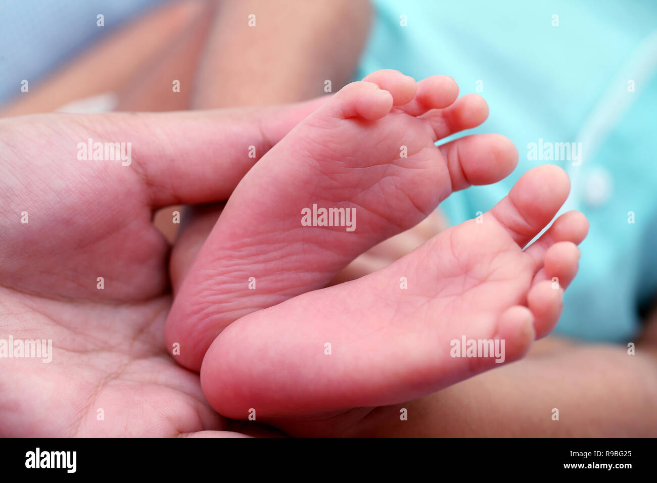 Close up of tiny feet of newborn baby Stock Photo - Alamy