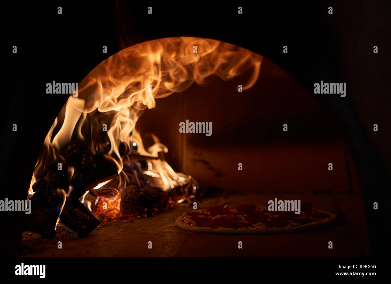 Wood fired pizza oven hi-res stock photography and images - Alamy