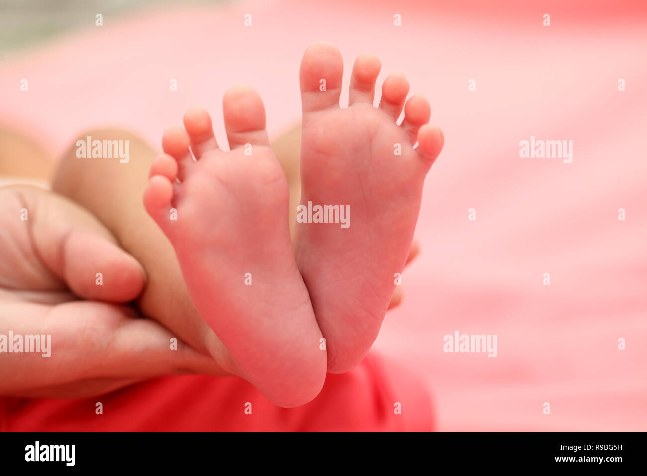 Close up of tiny feet of newborn baby Stock Photo - Alamy