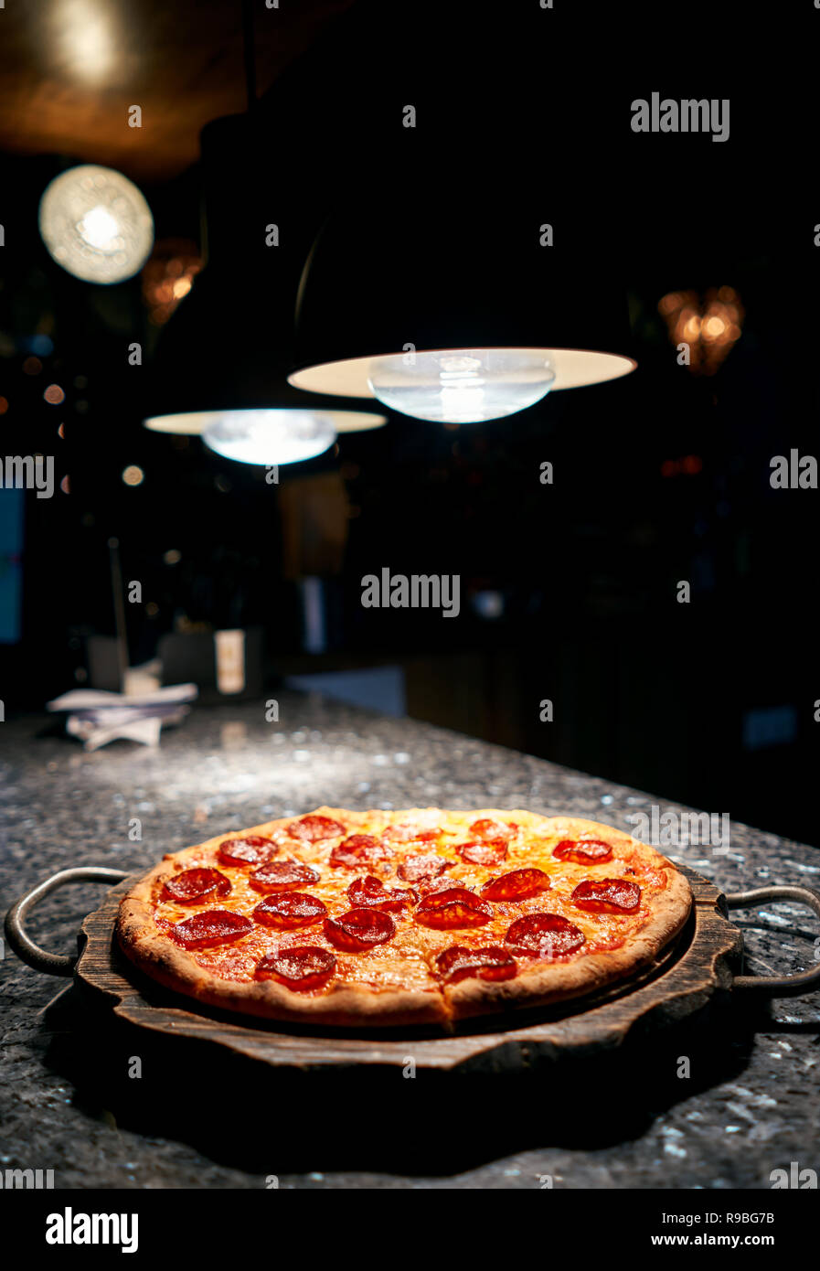 Chef serving pizza oven hi-res stock photography and images - Alamy
