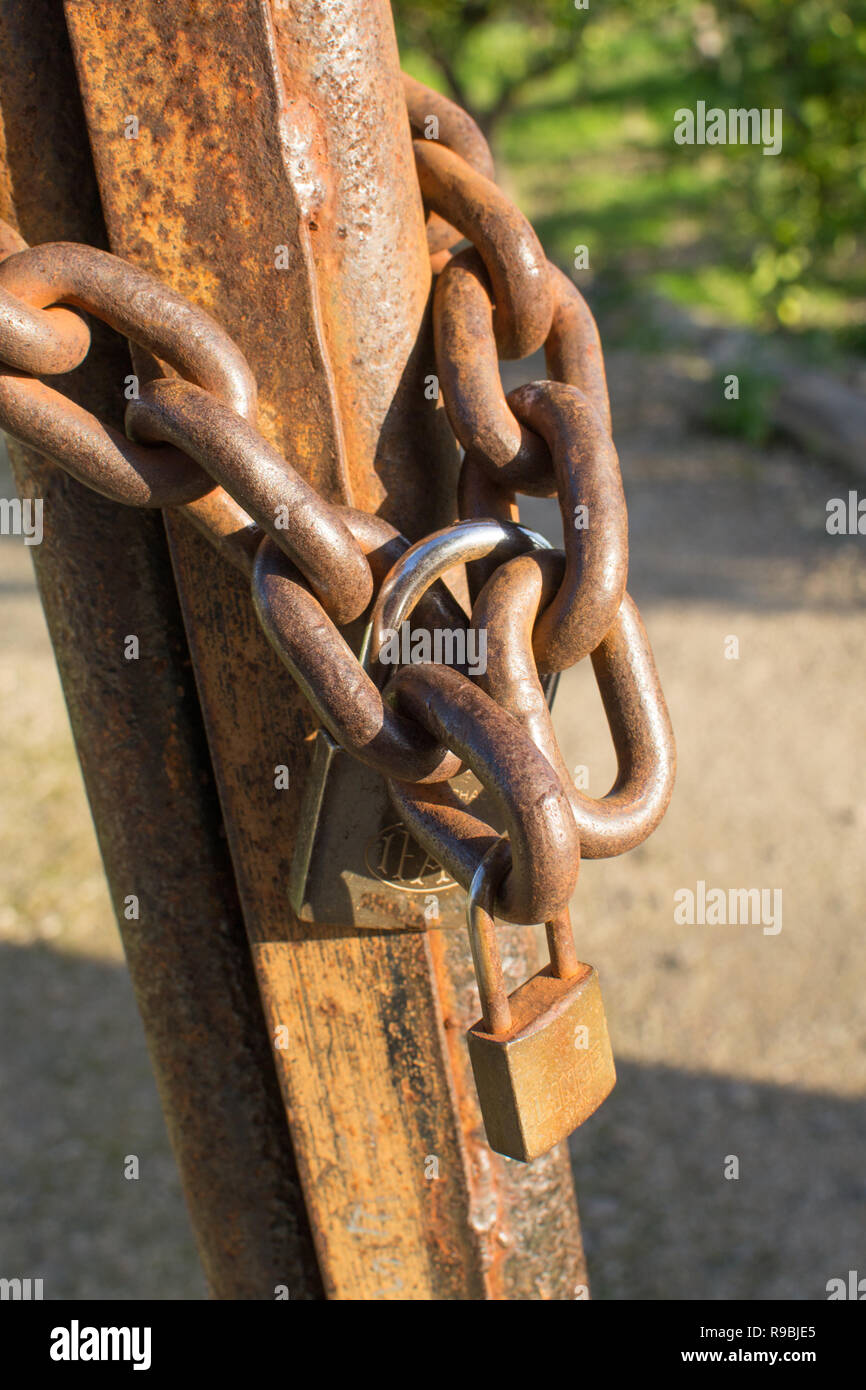 Oxidized chain hi-res stock photography and images - Alamy