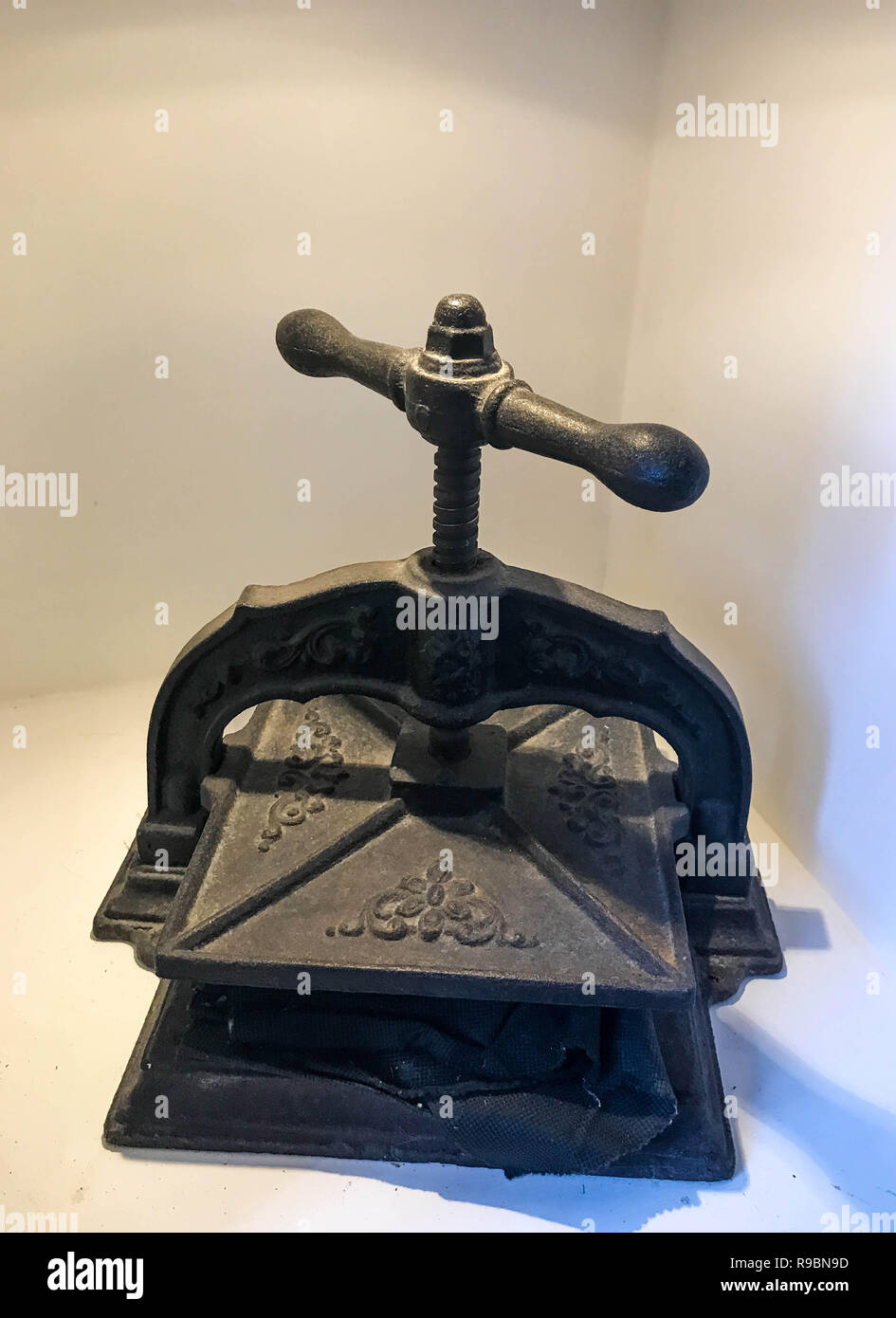 An old press for printing Stock Photo - Alamy