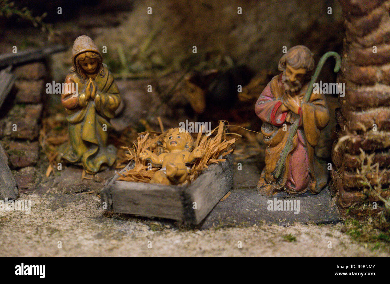Statues of the nativity scene with baby Jesus Stock Photo - Alamy