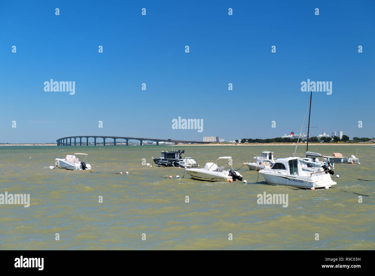 Bridge to mainland island Ile the Re Stock Photo - Alamy