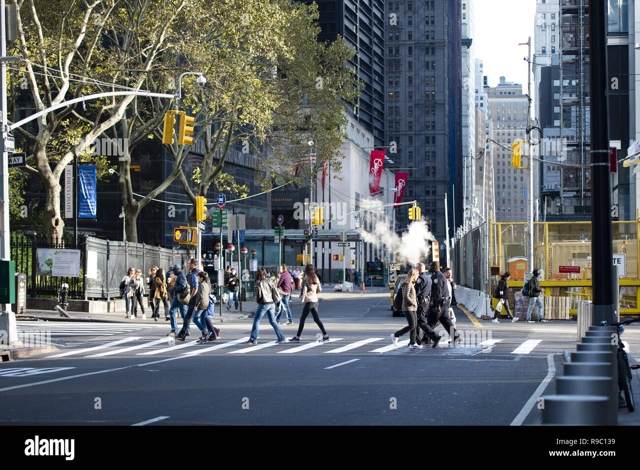 New york busy street taxi 5th ave hi-res stock photography and images ...