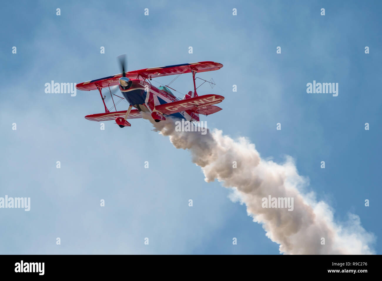 Rich Goodwin displaying the Pitts Special s-2s 'Muscle Biplane' at the ...