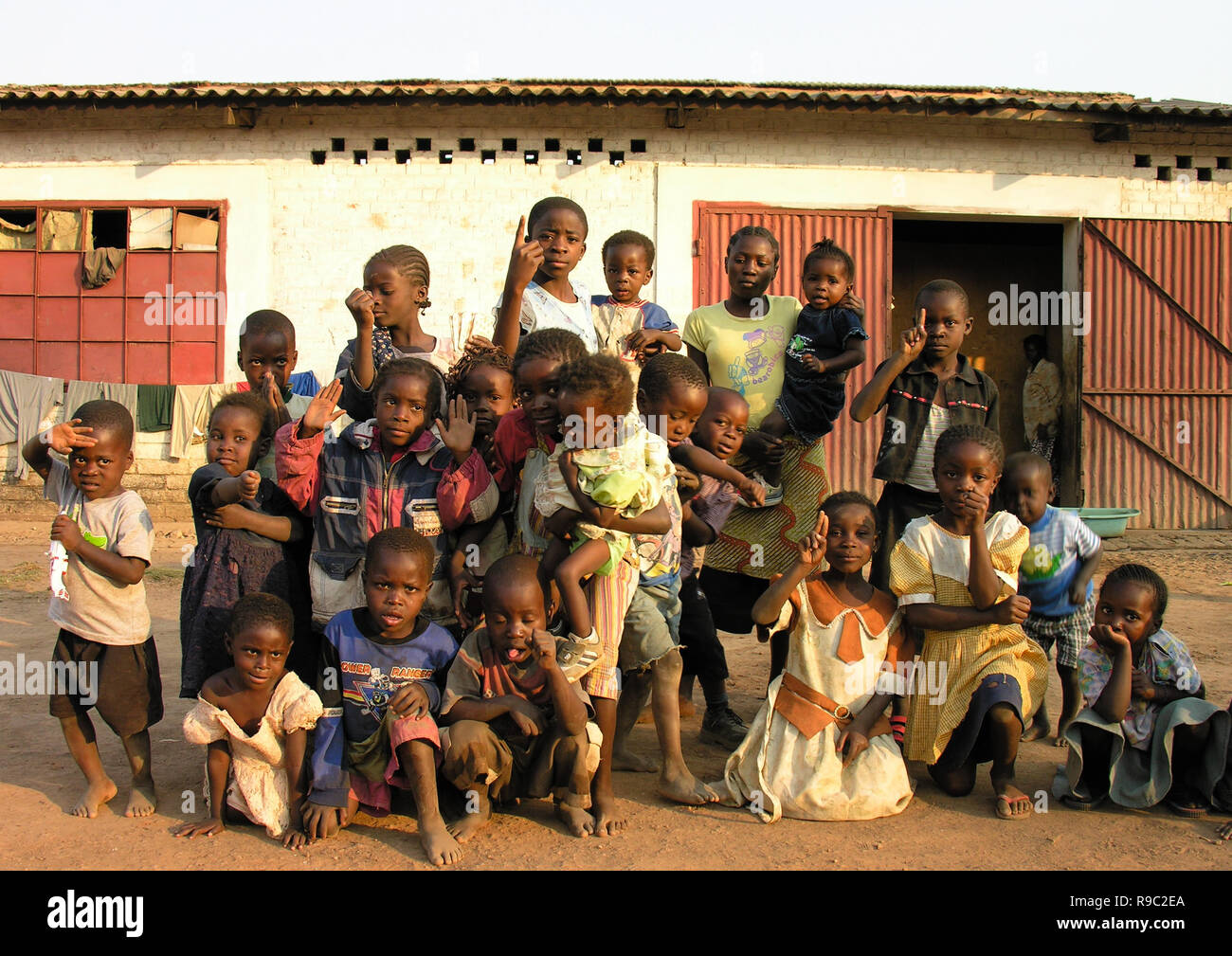 Poor children playing in yard hi-res stock photography and images - Alamy