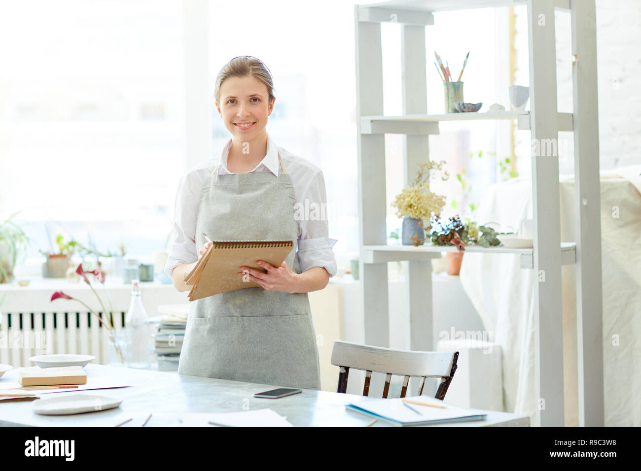 Craftswoman hi-res stock photography and images - Alamy