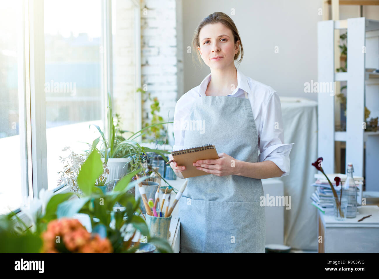 Craftswoman hi-res stock photography and images - Alamy