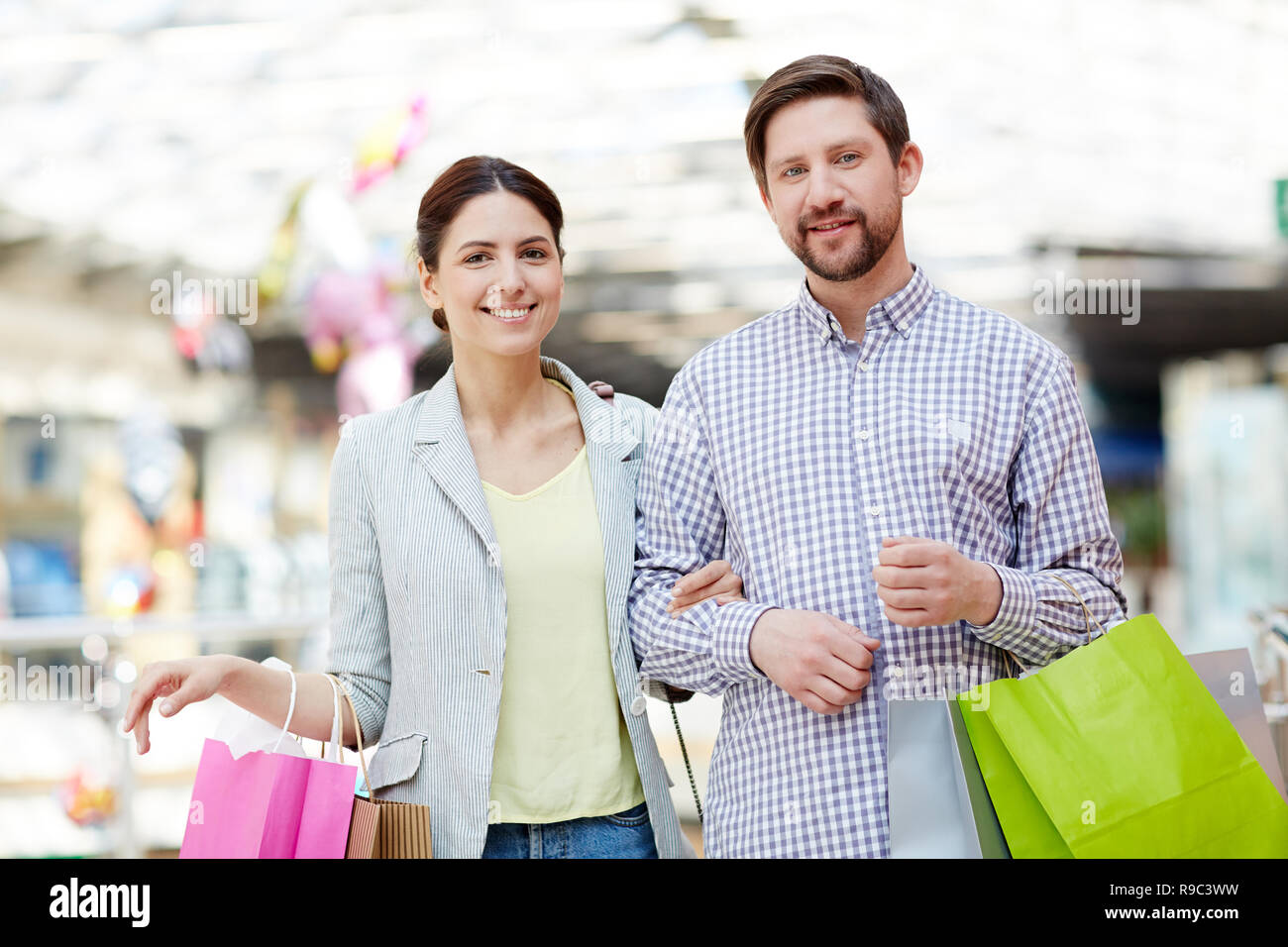 Shoppers in trade center Stock Photo - Alamy