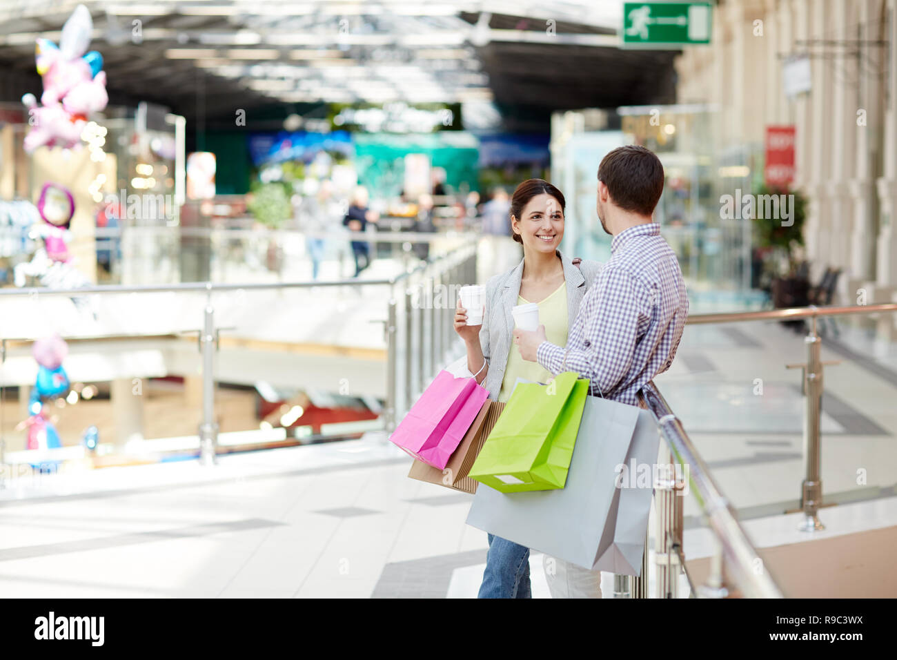 Man and woman shoppers hi-res stock photography and images - Alamy
