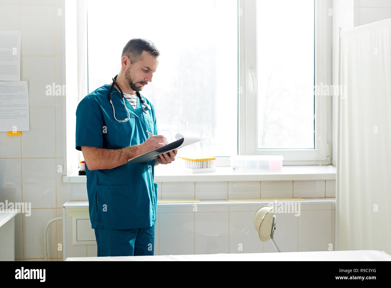Doctor making notes Stock Photo - Alamy