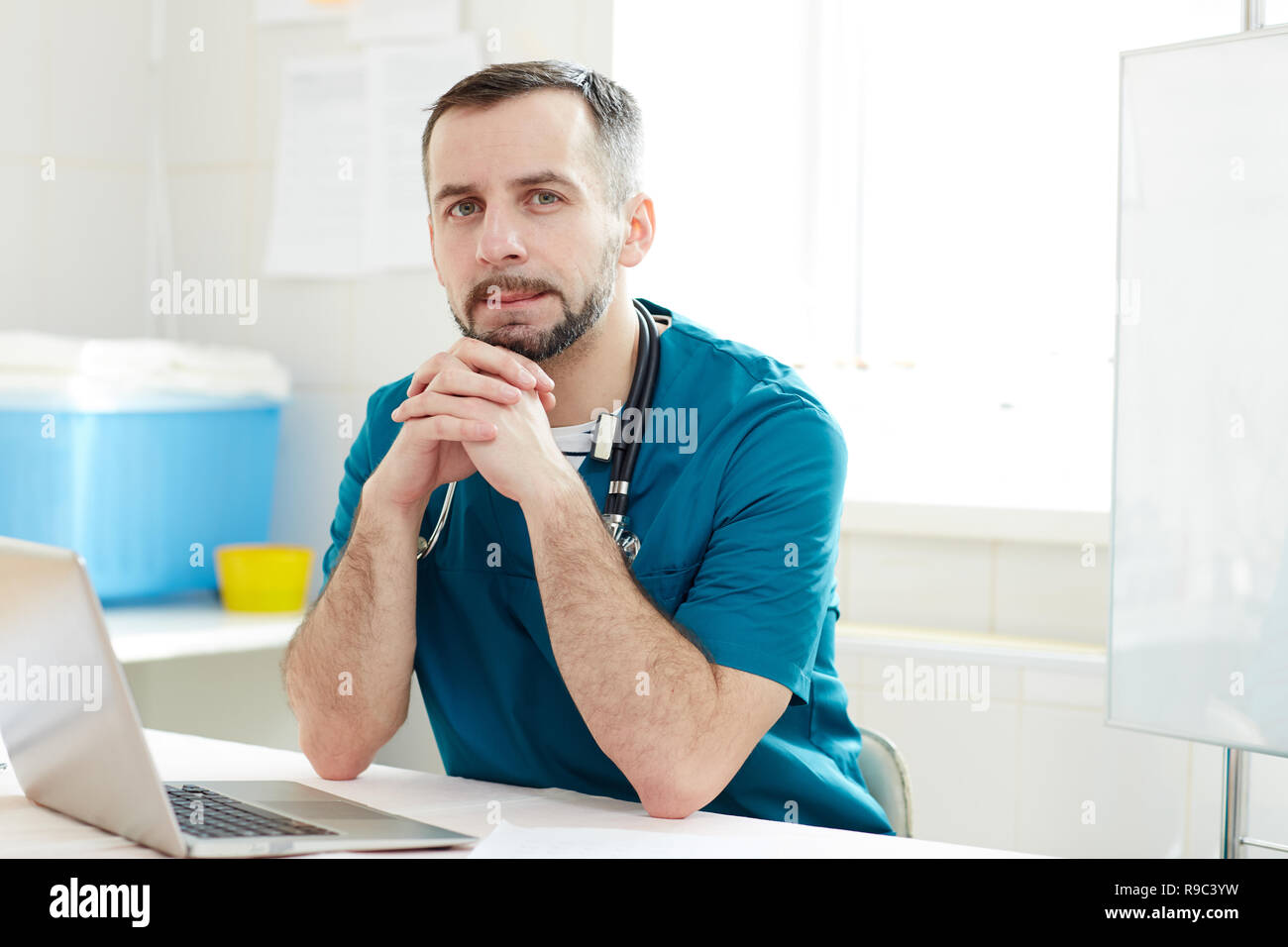 Serious doctor hi-res stock photography and images - Alamy