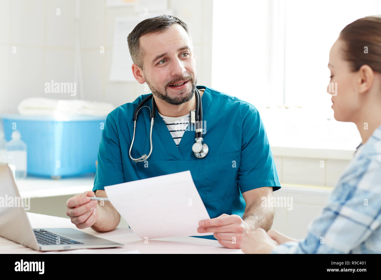 Talking to patient Stock Photo - Alamy