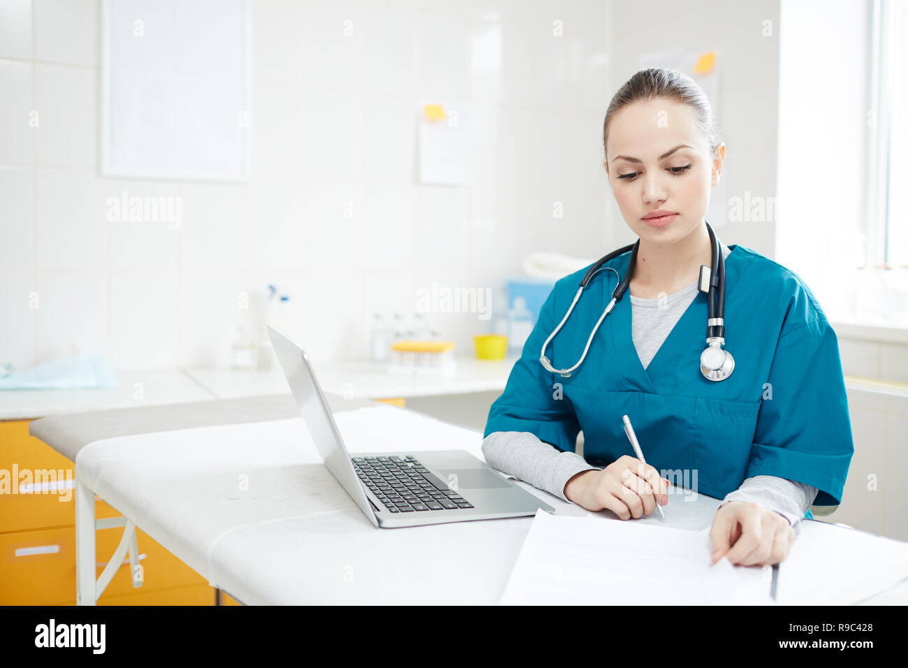 Doctor at work hi-res stock photography and images - Alamy
