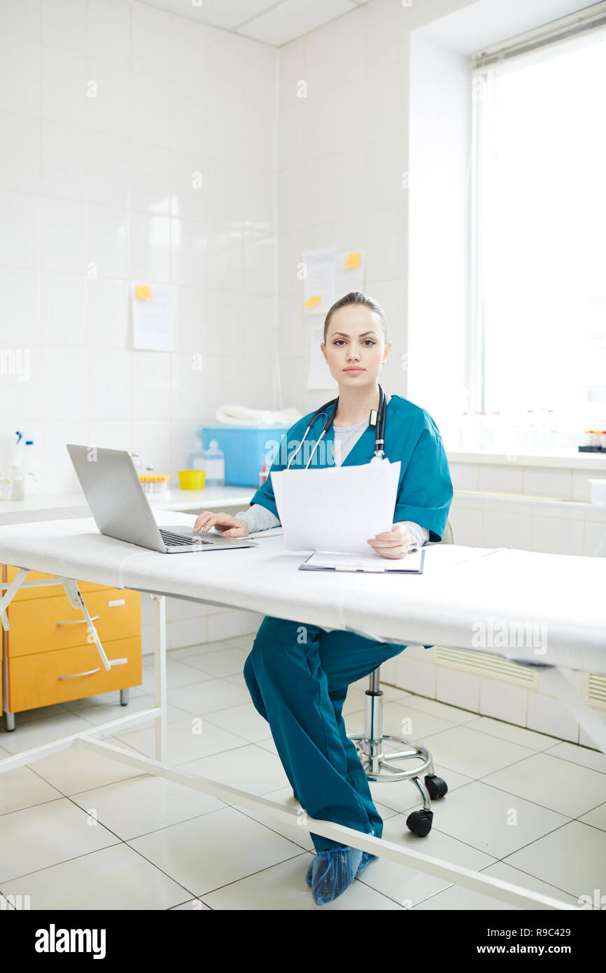 Female vet treatment hi-res stock photography and images - Alamy