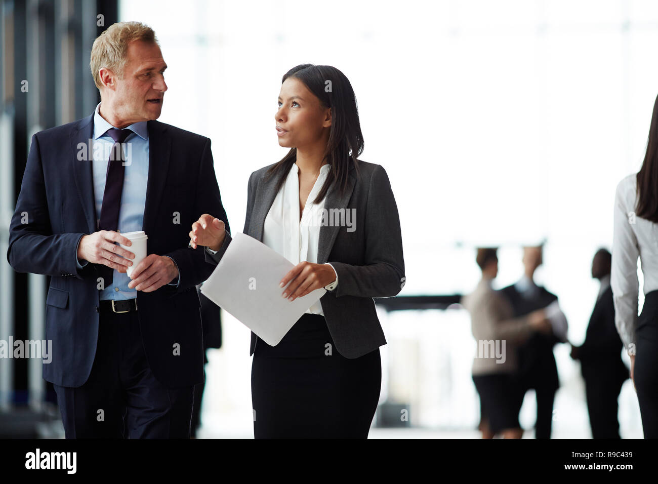Business talk in airport Stock Photo - Alamy