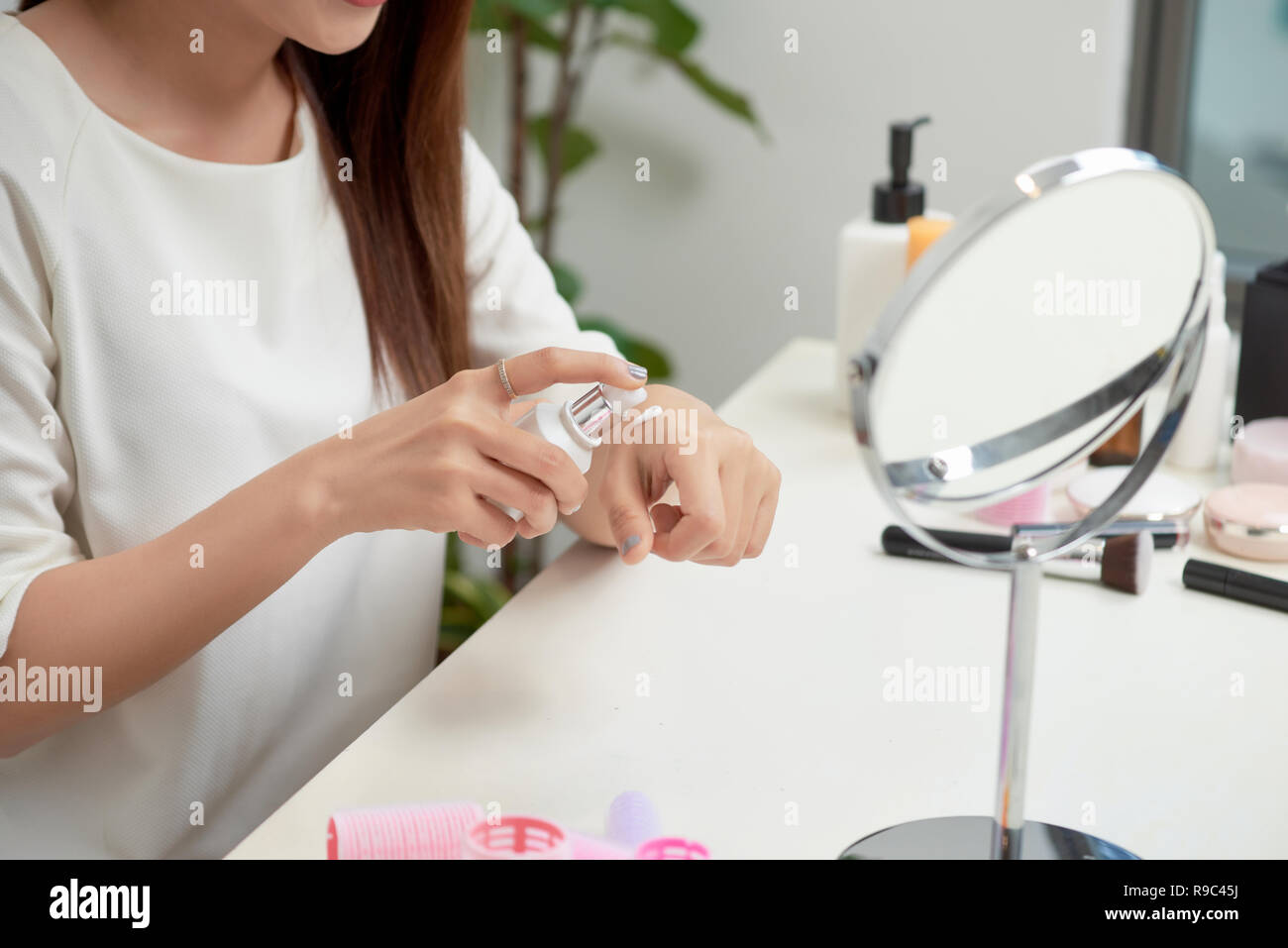 Woman putting lotion on body hi-res stock photography and images - Alamy