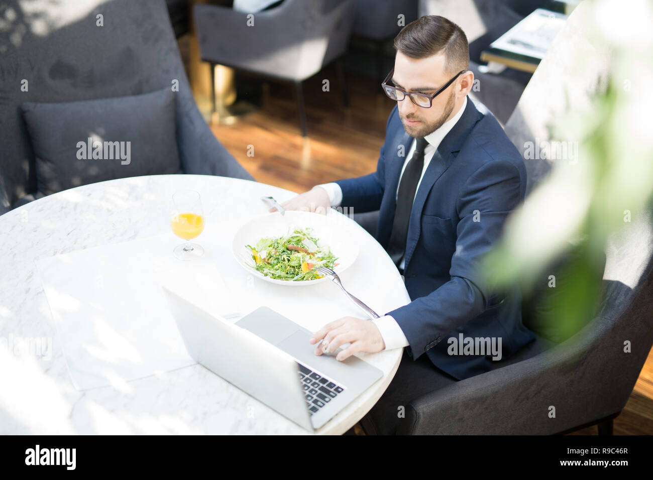 Working at lunch hi-res stock photography and images - Alamy