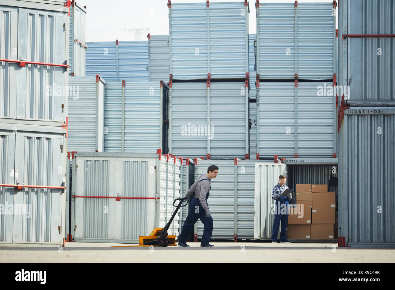 Work of loader men Stock Photo - Alamy