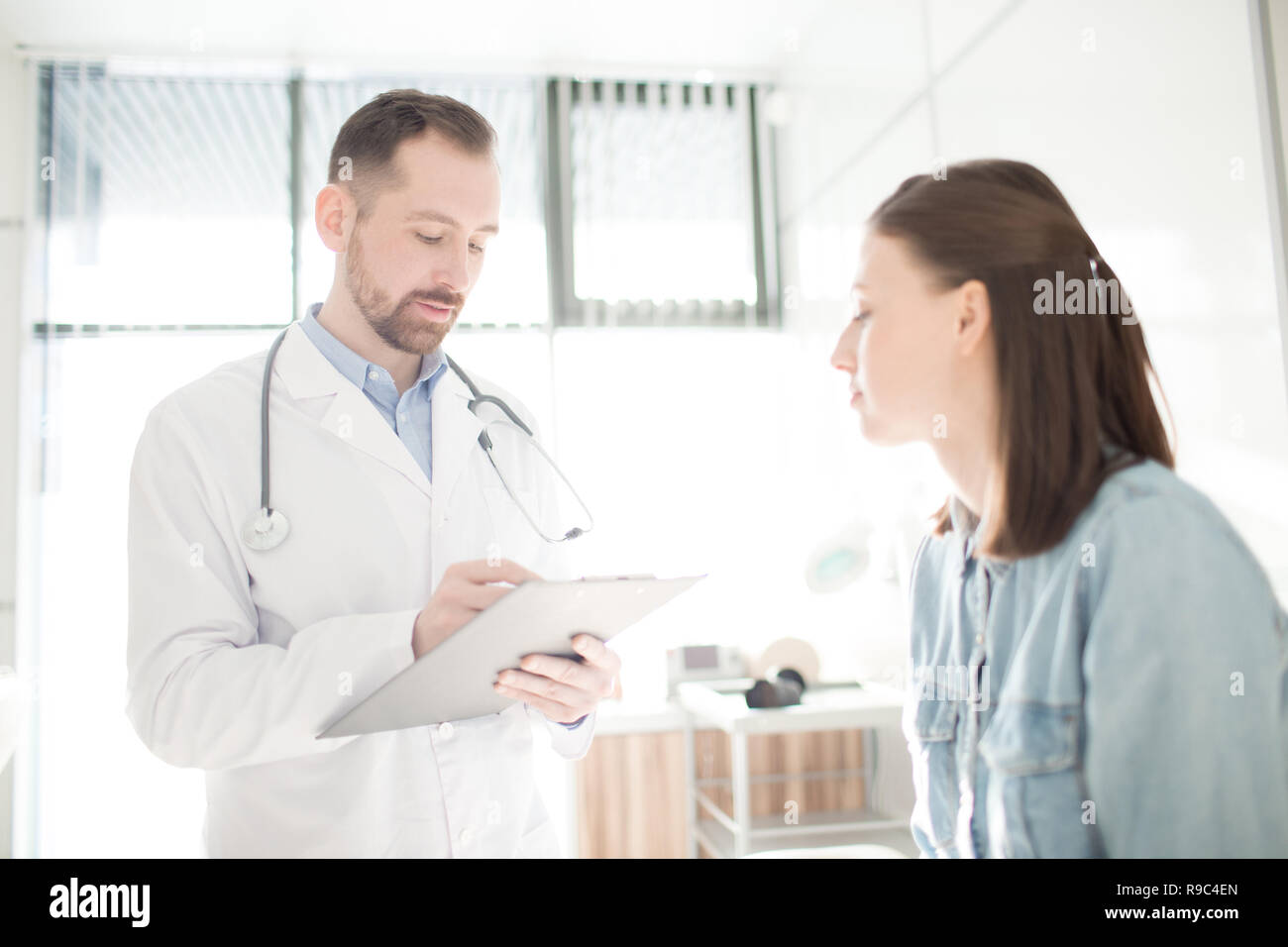 Doctor writing prescriptions hi-res stock photography and images - Alamy