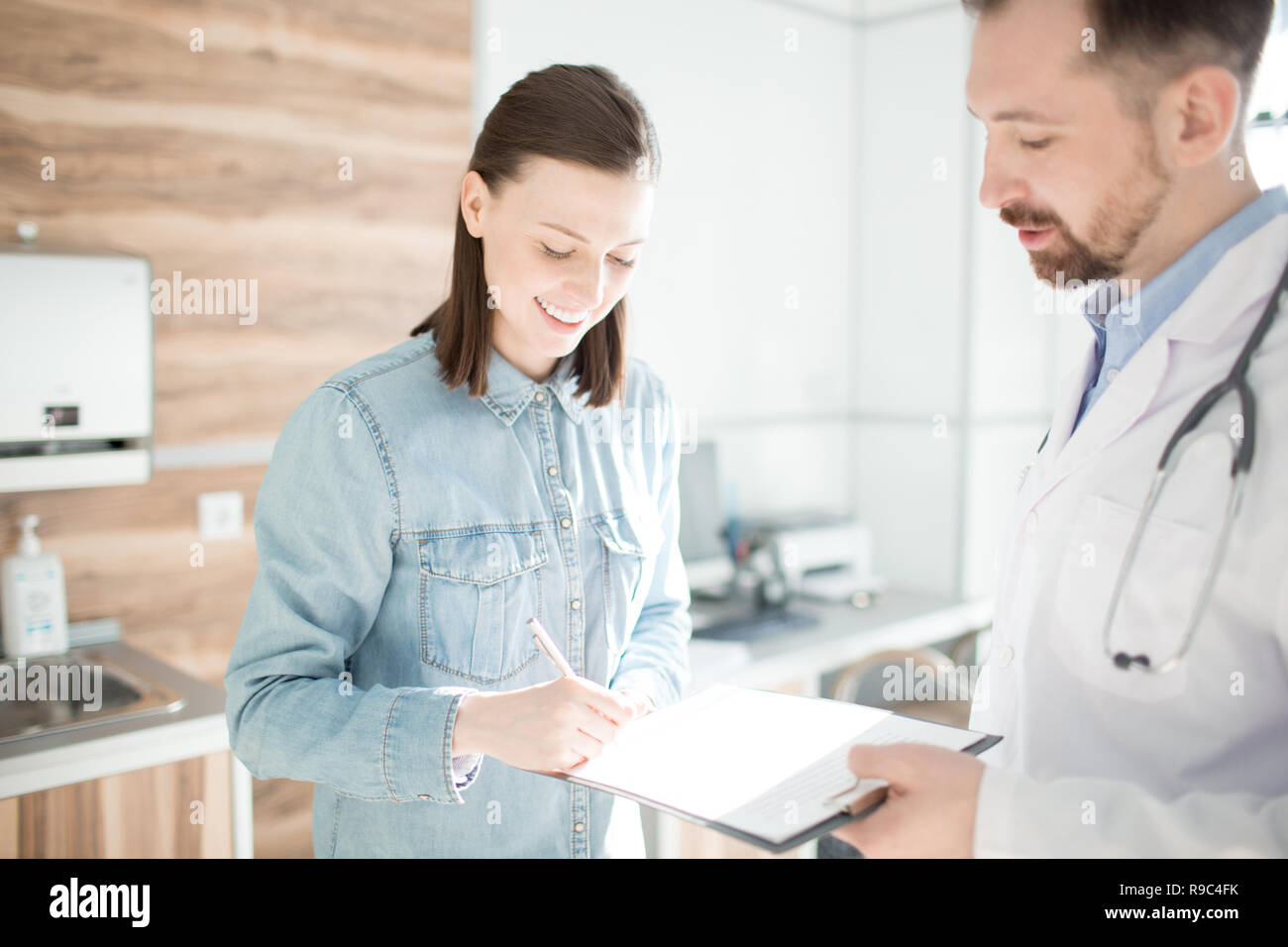 Signing medical paper Stock Photo - Alamy