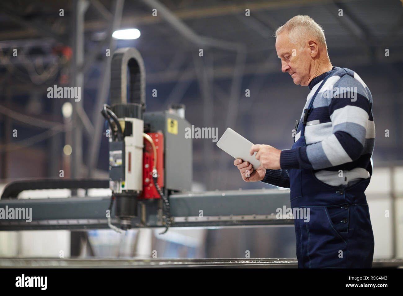 Shipyard worker hi-res stock photography and images - Alamy